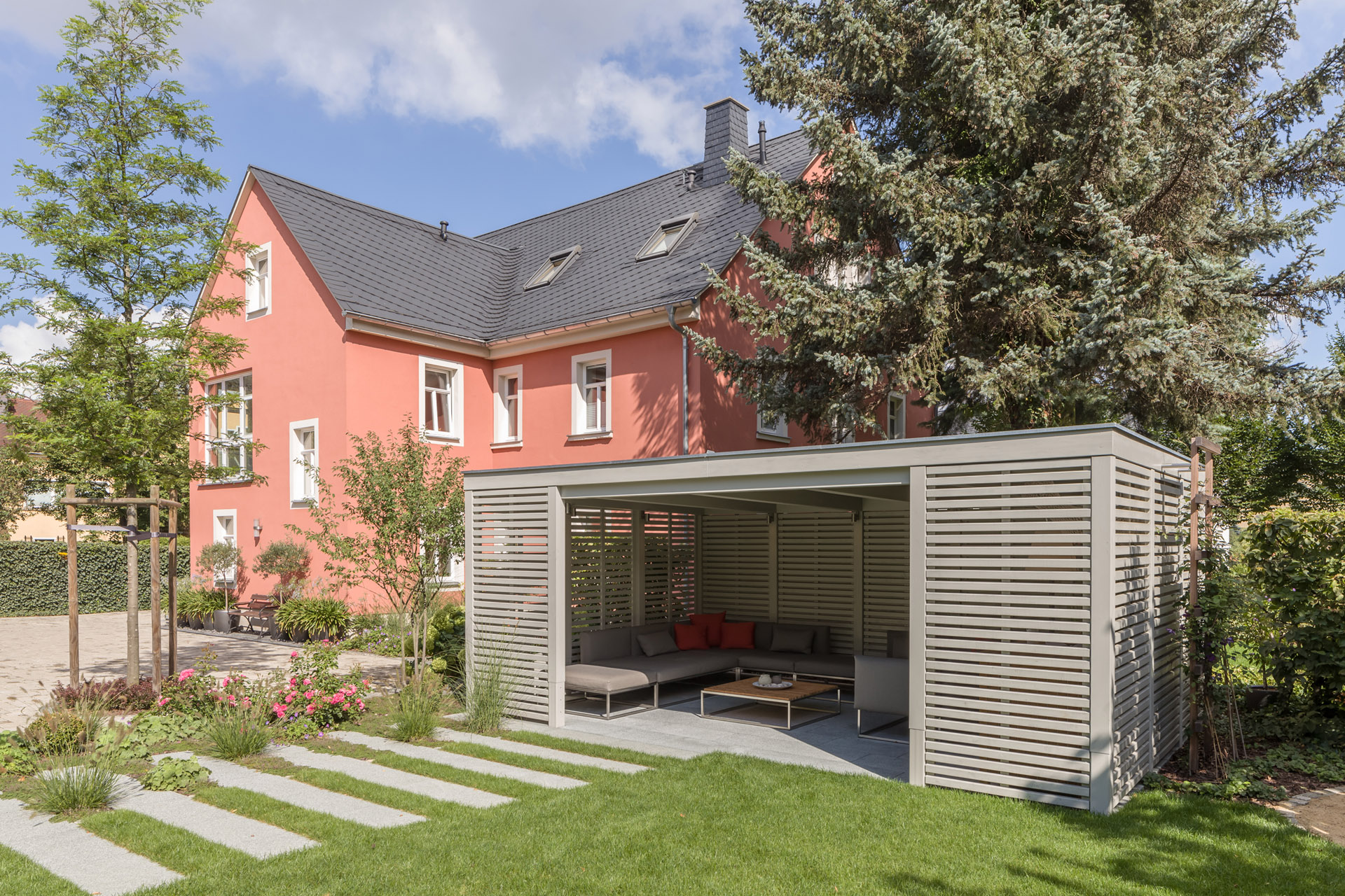 Stilvoller Pavillon mit geschützter Sitzecke - Individuelle Lebensräume ...