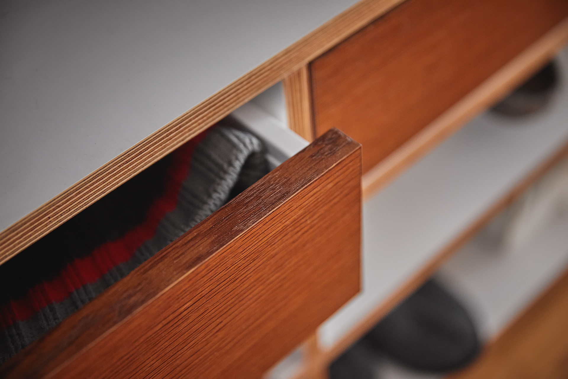 Charmanter Wohn- und Essbereich mit natürlichen Strukturen ...